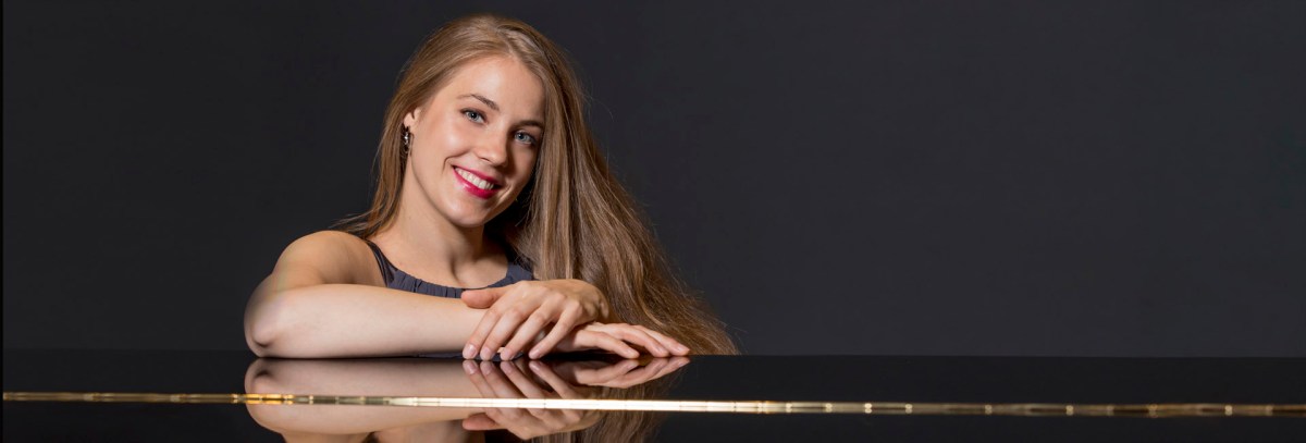 Meet the Artist – Anna Szalucka, pianist – The Cross-Eyed Pianist
