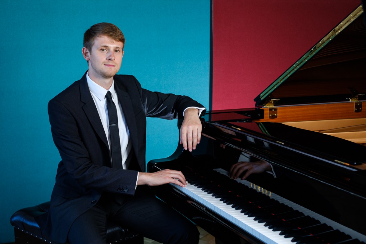 Meet the Artist – Tom Hicks, pianist – The Cross-Eyed Pianist